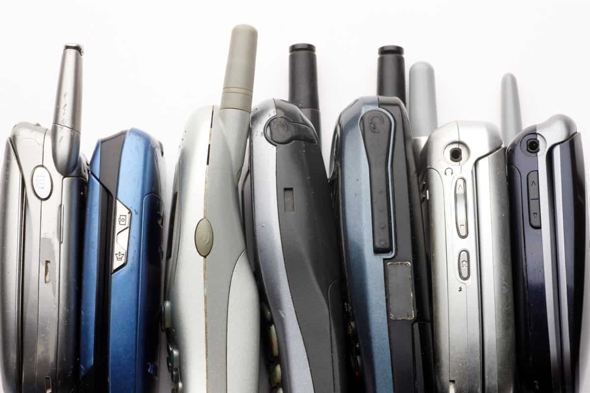 Remembering Cell Phones In The 90s | 8-Bit Pickle